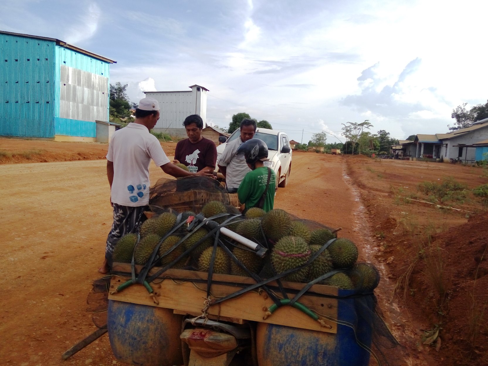 Turne ke Keuskupan Ketapang, Kalbar: Namanya Jalan Bauksit (4) | SESAWI.NET Turne ke Keuskupan Ketapang, Kalbar: Namanya Jalan Bauksit (4) | SESAWI.NET