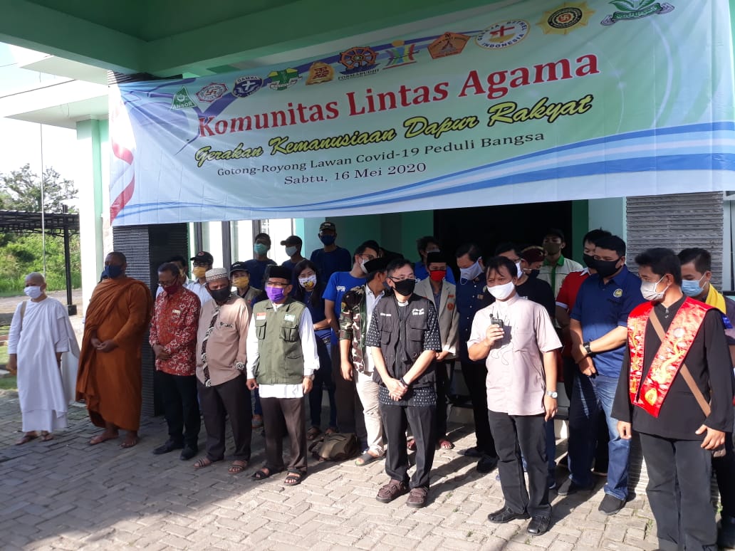 Komunitas Pemuda Lintas Agama Salurkan Nasi Bungkus untuk Rakyat Banten ... Komunitas Pemuda Lintas Agama Salurkan Nasi Bungkus untuk Rakyat Banten ...