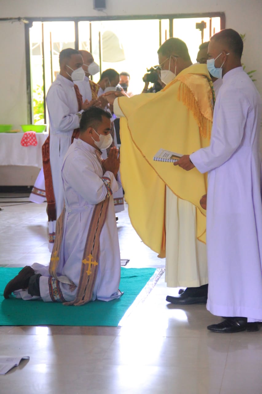 Uskup Dominikus Saku Tahbiskan 8 Imam Baru - SESAWI.NET Uskup Dominikus Saku Tahbiskan 8 Imam Baru - SESAWI.NET