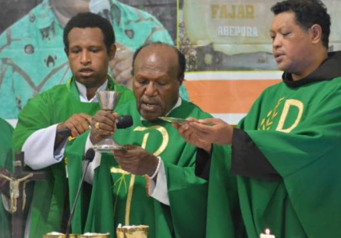 Imam Asli Papua Pastor Yanuarius Teofilus Matopai You Pr, Uskup ... Imam Asli Papua Pastor Yanuarius Teofilus Matopai You Pr, Uskup ...
