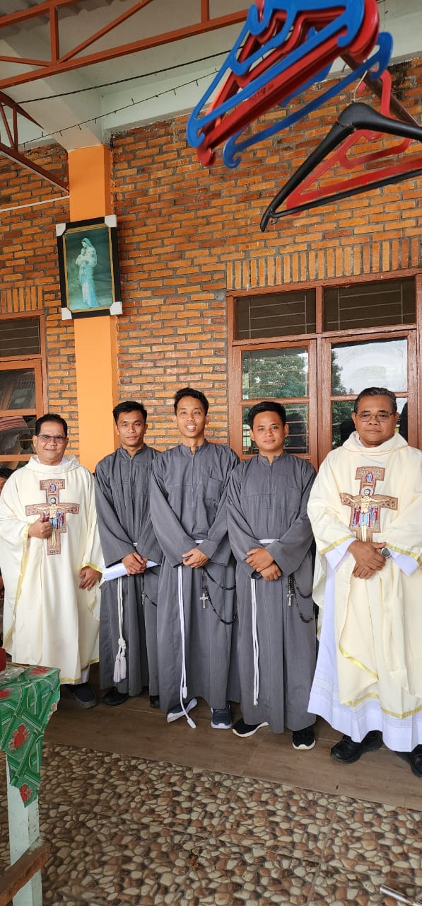 Profesi Perdana Tiga Saudara Dina Konventual (OFMConv), Syukur atas 40 Tahun Membiara - SESAWI.NET