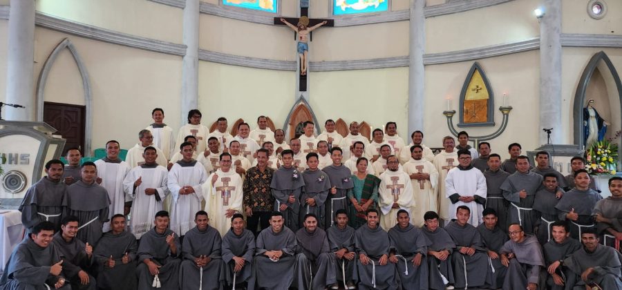 Profesi Perdana Tiga Saudara Dina Konventual (OFMConv), Syukur atas 40 Tahun Membiara - SESAWI.NET