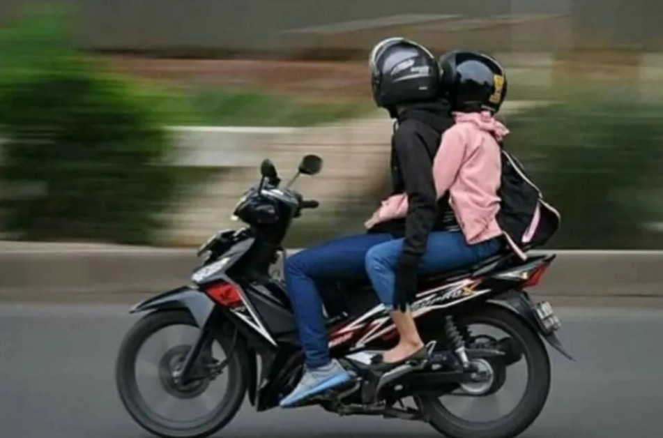 Naik Motor Berboncengan - SESAWI.NET